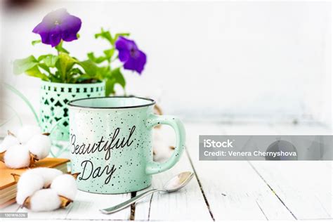 흐릿한 배경 전면 흐림이있는 나무 흰색 테이블에 차 한 잔을 클로즈업합니다 꽃 책 작은 술 면 상자와 정물 봄 아침 식사 공간을 복사합니다 0명에 대한 스톡 사진 및 기타