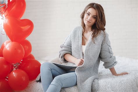 심장의 모양에 빨간 풍선의 무리와 함께 회색 배경에서 아름 다운 여자 개념에 대한 스톡 사진 및 기타 이미지 개념 관능 남자 Istock