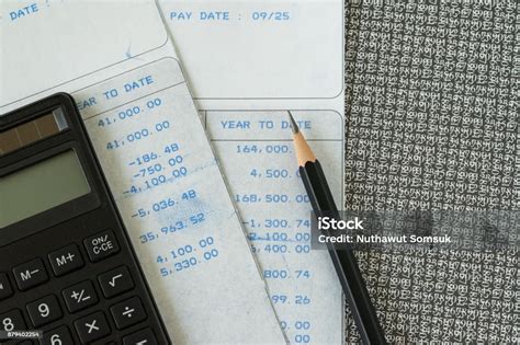 금융 사무실 연봉 남자 또는 세금 계산 개념 검은 계산기와 연필 연봉에 미끄러져 숫자 경제에 대한 스톡 사진 및 기타 이미지 경제 계산기 구매 Istock