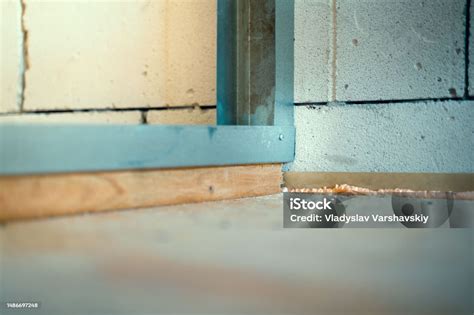 건식 벽체 용 프레임을 만들 때 금속 프로파일의 모서리 연결 나무 기둥으로 프로파일의 길이에 맞게 높이를 조정합니다 Osb