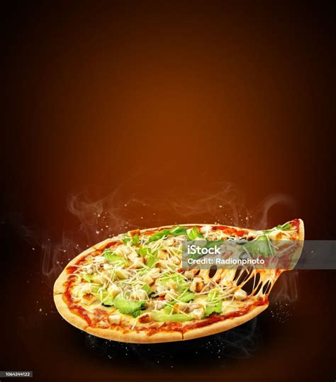 개념 수직 홍보 전단지와 포스터 맛 피자 시저 샐러드와 슬라이스 프로 모션 텍스트에 대 한 모 짜 렐 라 치즈와 복사 공간 레스토랑 피자 메뉴에 대 한 피자에 대한 스톡