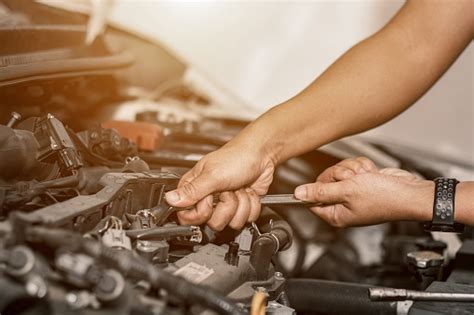 자동차 엔진 자동차 서비스 및 유지 보수 수리 서비스 렌치 자동차 서비스 유지 보수 개념 수리 자동차로 자동차 엔진 자동차 워크샵을 수리하는 수리공 손 고정 건강 진단에