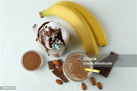 화이트 텍스처 테이블에 초콜릿 밀크 쉐이크와 바나나와 맛있는 음식의 개념 0명에 대한 스톡 사진 및 기타 이미지 0명 과일 단백질 Istock