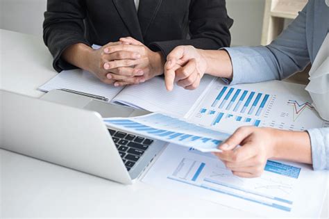 비즈니스우먼 리더 팀 컨퍼런스 회의 프레젠테이션에서 파트너 재무 및 회계 개념과의 비즈니스 만들기 대화 및 비즈니스 전략 기획에 대한 프레젠테이션 경영자에 대한 스톡 사진