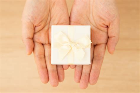 予算2000円で70代の男性がもらって嬉しいプレゼントおすすめ15選！健康やお酒・トレーニングアイテムなど現役webライターが厳選｜アニーお