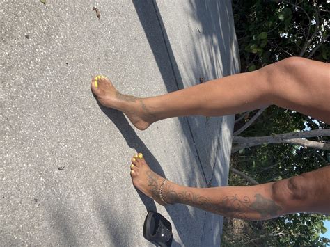 Big Butt Black Chick Loves Spreading Legs To Tease 41 Photos