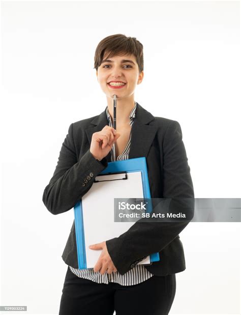 웃 고 폴더 및 서류 서 흰색 배경에 고립의 아름 다운 백인 사업가의 반 길이 초상화 비즈니스 및 기업가 성공적인 여성 갈색