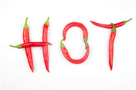 붉은 뜨거운 칠리 페퍼는 흰색 배경에 문자가 줄지어 있습니다 비타민 야채 식품 건강한 식생활에 대한 스톡 사진 및 기타 이미지 건강한 식생활 고추류 날것 Istock