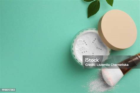 청록색 배경에 쌀 루스 페이스 파우더와 메이크업 브러시를 사용한 플랫 레이 구성 텍스트를 위한 공간 0명에 대한 스톡 사진 및 기타 이미지 Istock