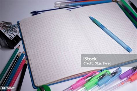 노트북 펜 연필 펠트 팁 펜 종이 클립 문구 개념 복사 공간을 복사합니다 격리 0명에 대한 스톡 사진 및 기타 이미지 0명 개체 그룹 검은색 Istock