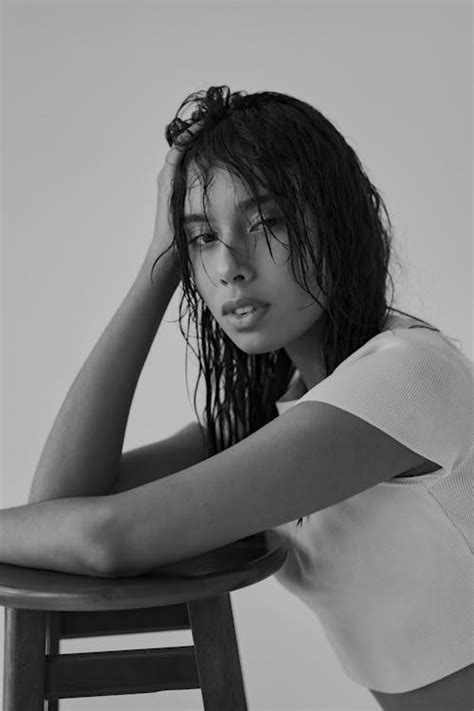 Бесплатные стоковые фото на тему брюнетка вертикальный выстрел длинные волосы женщина модель