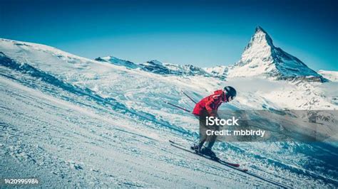 스위스 체르마트 스키 리조트에서 스키를 타는 젊은 스키 선수 스키타기에 대한 스톡 사진 및 기타 이미지 스키타기 스키 십대 Istock