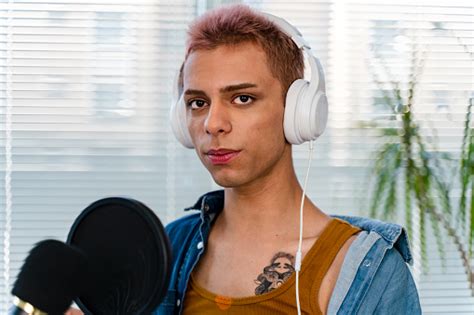 마이크를 가진 트랜스젠더가 집이나 스튜디오에서 팟캐스트를 녹음하고 있다 일함에 대한 스톡 사진 및 기타 이미지 일함 트랜스젠더 Lgbtqia 문화 Istock