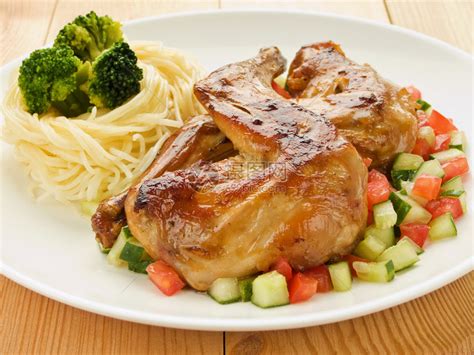 用烤腿和蔬菜装饰品加热高清图片下载 正版图片503261734 摄图网