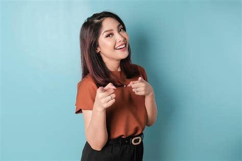 Jovem Linda Garota Asiática De Pé Sobre Fundo Azul Isolado Apontando