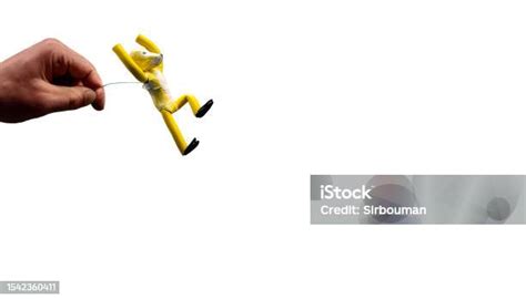 스톱 모션 애니메이션의 12가지 원칙을 준수하는 흰색 배경으로 공허 속으로 점프하고 점프하는 포즈와 함께 플라스틱으로 손으로 만든 그림을 와이어로 잡고 있습니다 2차 도형에