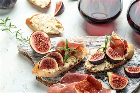 전채 프로슈토 크림 치즈 무화과를 곁들인 샌드위치 안티파스티 스낵과 레드 와인잔 정통 전통 스페인 타파스 세트 위쪽 보기 0명에 대한 스톡 사진 및 기타 이미지 Istock