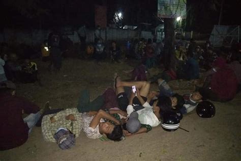 ပရဟိတသမား ကိုဝေဠုကို ပြန်လွှတ်ပေးရန် ငဖဲမြို့မရဲစခန်းရှေ့ ညလုံးပေါက် ဆန္ဒပြ