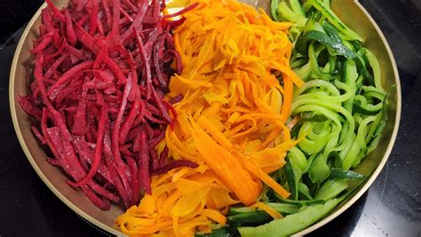 뿌리 채소 비트가 들어간 밥없는 비건 김밥