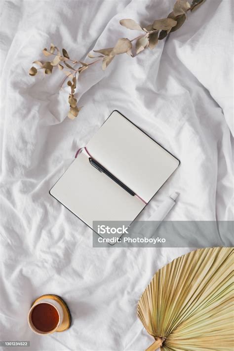 섬유 흰색 배경에 빈 페이지 말린 꽃과 차 한 잔이있는 메모장을 엽니 다 0명에 대한 스톡 사진 및 기타 이미지 0명 개념 건조한 Istock