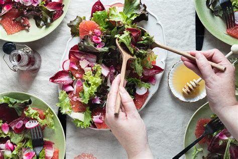 많은 음식 접시를 얹은 테이블 사진 Unsplash의 음식 이미지