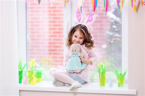 그녀의 손에 부활절 토끼와 분홍색 토끼 귀를 가진 아이 소녀 3월에 대한 스톡 사진 및 기타 이미지 3월 4월 공휴일 Istock