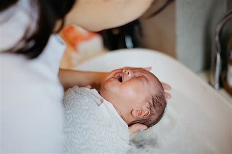 갓 태어난 아기를 욕조에서 목욕시키는 어머니 1개월에 대한 스톡 사진 및 기타 이미지 1개월 2명 2세대 가족 Istock