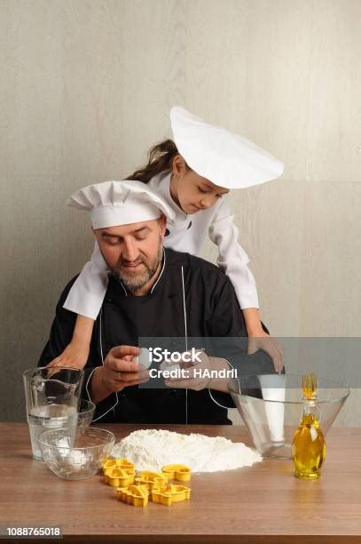 부엌에서 마스터 클래스입니다 마스터 요리사 그리고 학생입니다 2명에 대한 스톡 사진 및 기타 이미지 2명 6 7 살 가정 생활 Istock