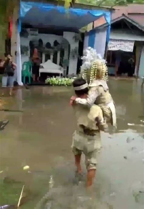 Mempelai Pria Di Sambas Terpaksa Gendong Istrinya Ke Pelaminan Karena Banjir
