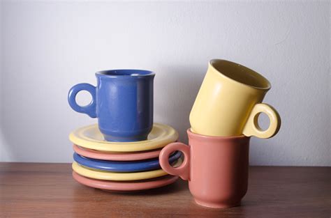 나무 테이블에 화려한 세라믹 접시와 컵의 스택 흰색 배경에 식기 세척 0명에 대한 스톡 사진 및 기타 이미지 0명 가정 생활 가정 주방 Istock