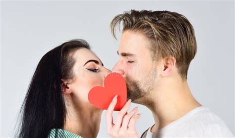 Sinnlicher Kuss Des Reizenden Paarabschlusses Oben Romantischer Kuss