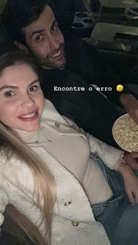 Bárbara Evans Posta Foto Em Cinema E Mostra Detalhe Inusitado Encontre O Erro