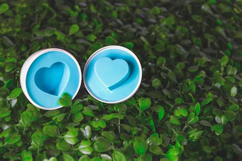 잔디에 심장이 있는 포커스안 부활절 달걀 먹는 달걀 부활절 날 축제의 표시 녹색 잔디에 전통적인 부활절 달걀의 닫기 4월에 대한 스톡 사진 및 기타 이미지 Istock