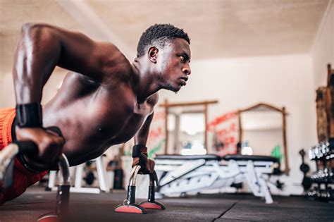 매력적인 젊은 남성 운동 선수의 전체 길이 샷에서 무게를 리프팅 20 24세에 대한 스톡 사진 및 기타 이미지 20 24세