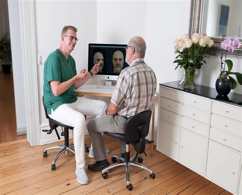 Poser Under øjnene Lille Operation Hjælper Omgående