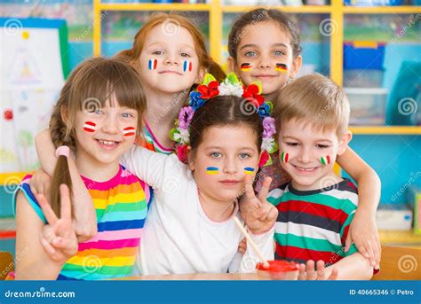 Счастливые дети в лагере языка Стоковое Фото изображение насчитывающей сотрудничество