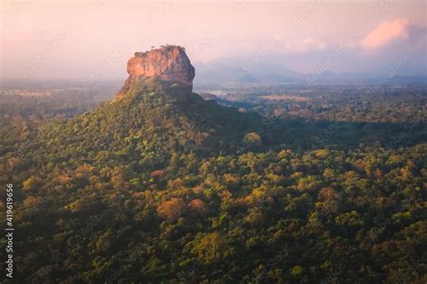Foto De Jungle Landscape View Of The Ancient Sigiriya Rock Fortress