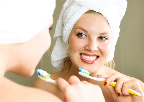 Denti Di Spazzolatura Della Ragazza Denti Sani Di Cure Odontoiatriche