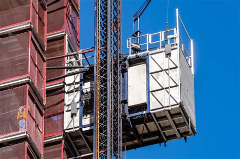 건설 현장에서 작업자와 자재를 들어 올리는 데 사용되는 산업용 호이스트의 닫기 강철에 대한 스톡 사진 및 기타 이미지 강철