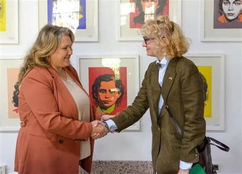 Украинската амбасадорка Дир на средба со Петровска Ви благодариме за помошта и за поддршката на