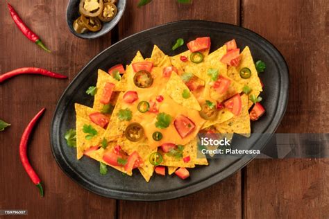 나초 멕시코 토르티야 칩 치즈 소스 칠리 할라피뇨 고추 토마토와 함께 위에서 촬영 어두운 소박한 나무 배경에 고수 0명에 대한 스톡 사진 및 기타 이미지 Istock