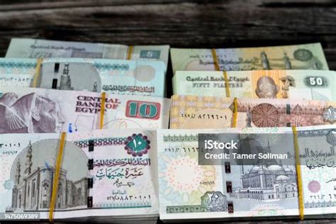 이집트 화폐 통화 현금 지폐 더미와 1 Le 5 10 20 Egp 및 50 피아스터 1 5 10 20 파운드의 다양한 지폐 가치로 고무 밴드와 함께 쌓여 있습니다 0명에