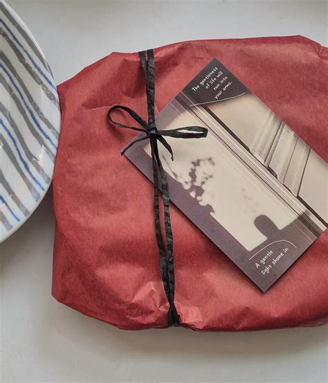 예쁜 그릇이 더욱 빛나도록 해주는 선물포장 ️🖤 선물 기본포장은 이렇게 해드리는데 깨지기 쉬운 그릇의 경우 완충역할을 더 해주는 크라프트포장지로 예쁘고 안전하게 해드려요