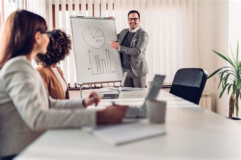 화이트 보드 옆에 서서 사업 계획을 제시 하는 쾌활 한 사업가 3 명에 대한 스톡 사진 및 기타 이미지 3 명 경영자
