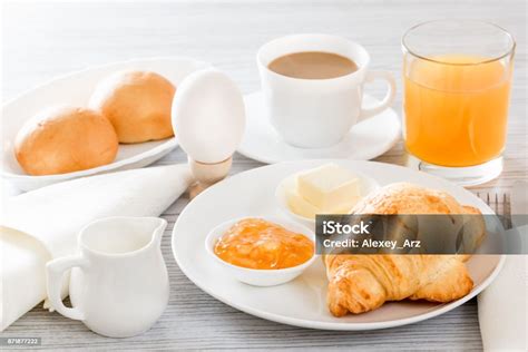 삶은 계란 크로와 유럽식 아침 식사 커피 또는 우유와 함께 차 한 잔의 주스 빵 버터 잼 0명에 대한 스톡 사진 및 기타 이미지