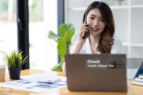 사업가 또는 사무실 비서가 휴대 전화를 사용하여 비즈니스 파트너와 대화하고 있습니다 금융에 대한 스톡 사진 및 기타 이미지 금융 사생활 25 29세 Istock