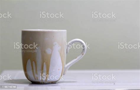 흰색 배경과 텍스트에 대한 여유 공간이있는 흰색 커피 컵에 커피 얼룩 0명에 대한 스톡 사진 및 기타 이미지 0명 가득 찬