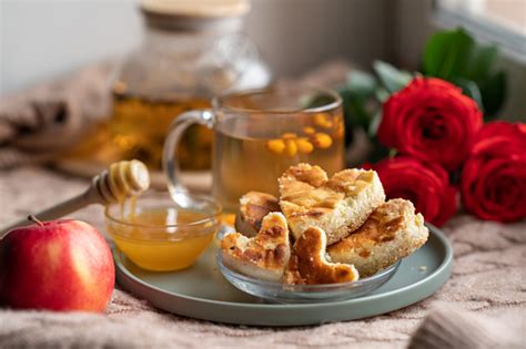 유리 주전자와 바다 갈매나무 차와 케이크가있는 유리 찻잔이 있는 구성 차와 꿀 0명에 대한 스톡 사진 및 기타 이미지 0명