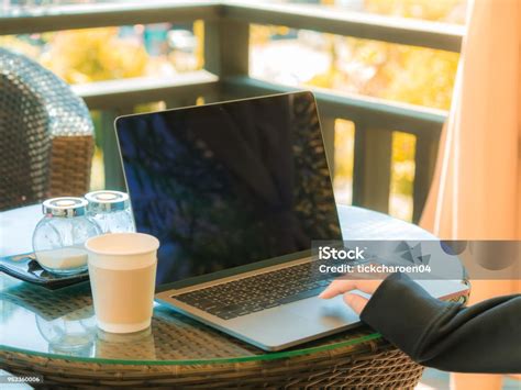 소프트 포커스 배경으로 아침 시간에 야외 커피숍에서 컴퓨터 노트북 및 음료 커피와 함께 일 하는 프리랜서에서 비즈니스와 휴식 개념 거리에 대한 스톡 사진 및 기타 이미지