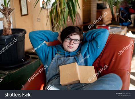 Cute Androgynous Teenager Lying Comfortably Armchair库存照片1638182134